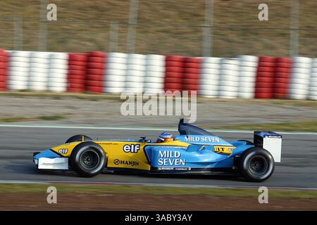 Fernando Alonso (ESP) Renault R23 recovers from a spin at turn one ...