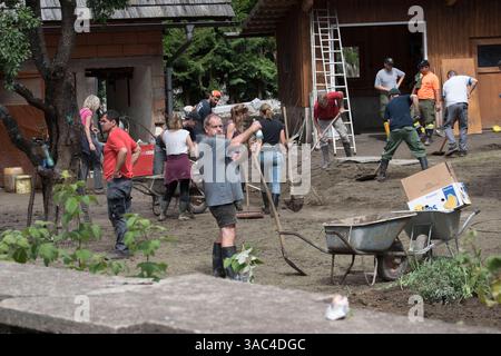 People helping together in neighborhood assistance Stock Photo - Alamy