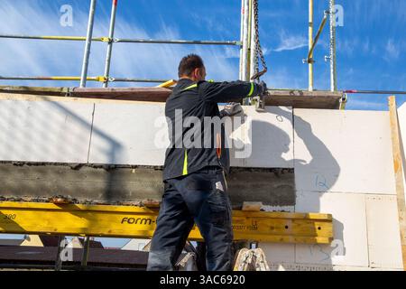 Bricklayer works on a new detached house Stock Photo - Alamy