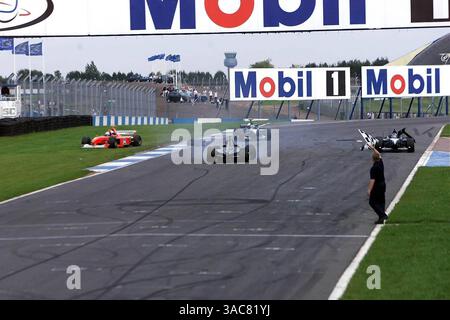Nigel Mansell (GBR) collided with Fernando Alonso (ESP) on the final ...