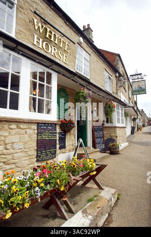 The White Horse pub, Silverstone Stock Photo - Alamy