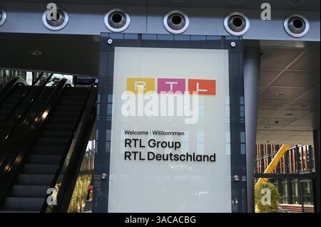 Logo, Schriftzug der RTL Group an einem Bürogebäude in Luxemburg ...