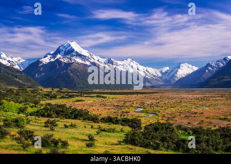 Morning light on Mount Cook, Aoraki Mount Cook National Park, South ...