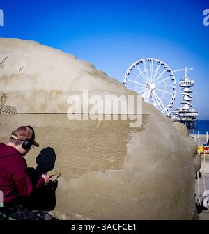 DEN HAAG - A maker works on a sand sculpture on Scheveningen's ...