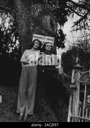 Daphne Du Maurier At Home At Menabilly Daphne Du Maurier And Her Family ...