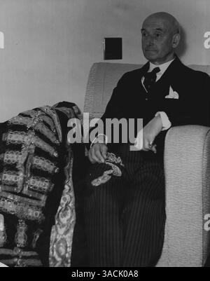 The Lord Mayor of London, Sir George Broadbridge(left) with Charter ...