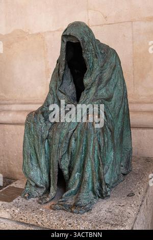 Expressive seated bronze sculpture Stock Photo - Alamy