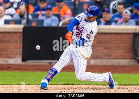 New York Mets Juan Soto walks to the dugout out after fouling out in the 2nd inning against the ...