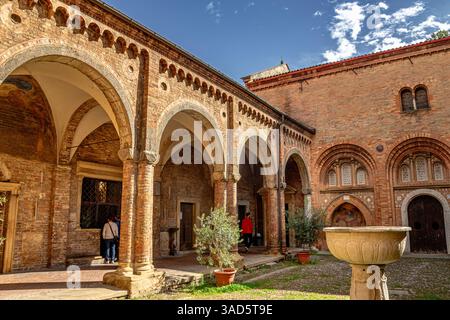 Inner courtyard Basilica Santo Stefano, Bologna, Emilia-Romagna, Italy ...