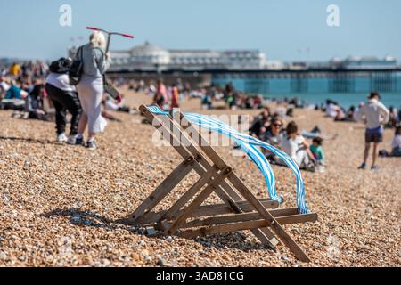 Brighton, April 5th 2025: Crowds enjoying the spring sunshine on ...