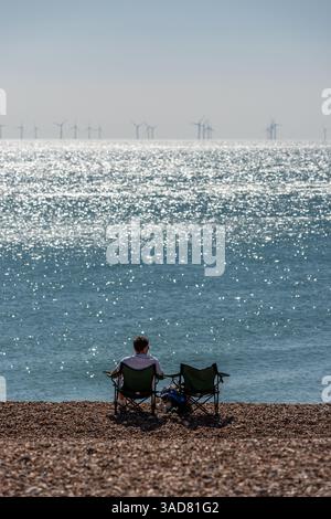 Brighton, April 5th 2025: Crowds enjoying the spring sunshine on ...