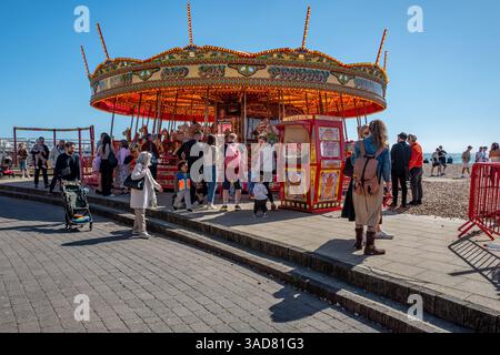 Brighton, April 5th 2025: Crowds enjoying the spring sunshine on ...