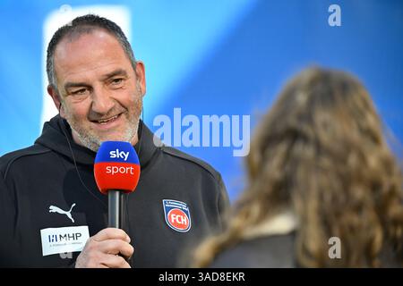 SKY Moderatorin Mara Mones im Interview Mikrofon Mikro Logo Portrait 1 ...