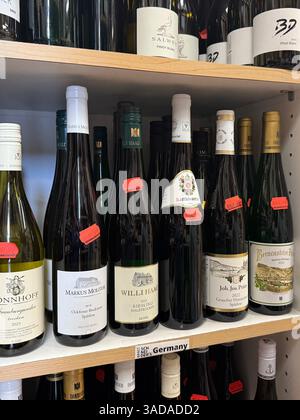 Washington, U.S.A. 05th Apr, 2025. Pro-Palestinian demonstrators march ...