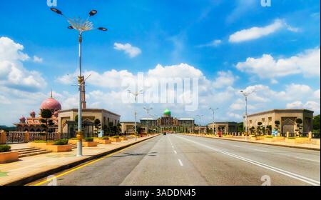 Putra bridge across Lake Putrajaya to Red Mosque and PM palace office ...