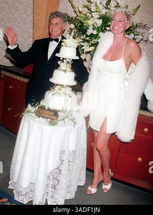 Nov 06, 1998; Las Vegas, Nevada, USA; Actor TONY CURTIS marries JILL ...