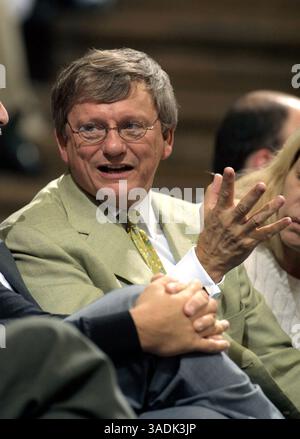 Jan 28, 2002; Houston, Texas, USA; Former Enron employee DEBBIE GARCIA ...