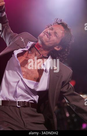 Aug 24, 2005; Los Angeles, CA, USA; MARC ANTHONY performing with ...