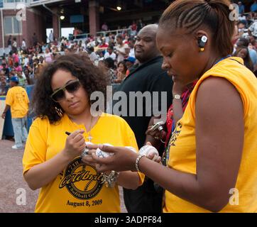 Aug 08, 2009 - Wilmington, Delaware, USA - TV star RAVEN SYMONE signs ...