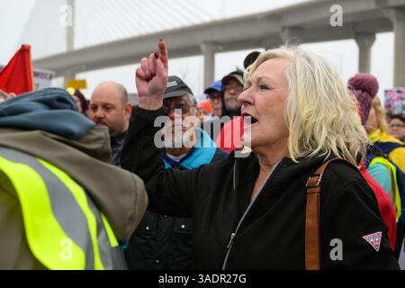 Toledo, Ohio, USA. 5th Apr, 2025. Over 4,000 protestors cross the Craig ...