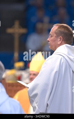 Nov 02, 2003; Durham, NH, USA; Bishop GENE ROBINSON (C) at his ...