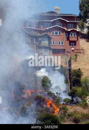 Fire broke out in the Oakland Hills just north of the Caldecott Tunnel ...