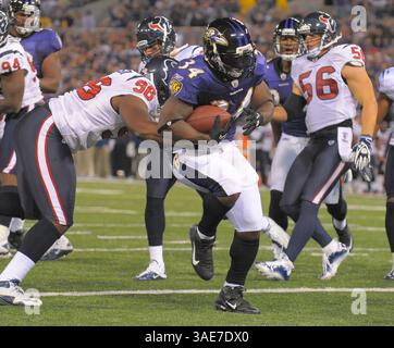 Baltimore Ravens running back Ricky Williams (34) runs against ...