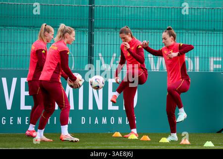 Janina Minge (Deutschland, #06) und Tess Olofsson (Schiedsrichterin ...