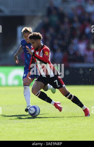 Enzo Fernandez of Chelsea and Kevin Schade of Brentford during the ...