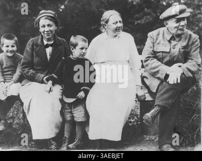 Krupskaya and Lenin, 1922 Stock Photo - Alamy