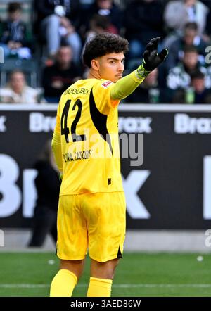 Mönchengladbach goalkeeper Tiago Pereira Cardoso saves a ball on the ...