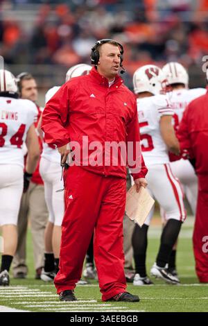 Illinois head coach Bret Bielema watches from the sidelines during the ...