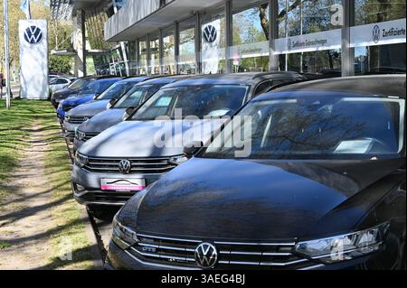 gebrauchte Fahrzeuge des deutschen Autohersteller VW Volkswagen stehen ...