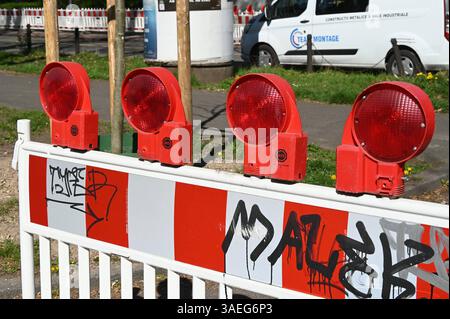 Absperrung auf einer Strasse an einer Baustelle, Schrankenzaun mit ...