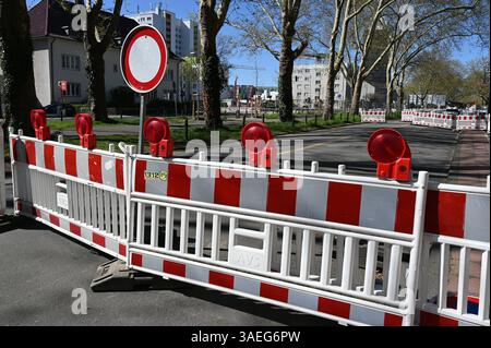 Absperrung auf einer Strasse an einer Baustelle, Schrankenzaun mit ...