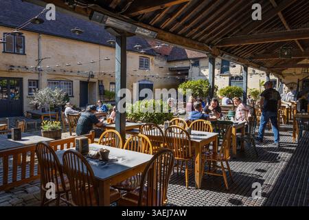 The courtyard at The Kings Head, 15TH CENTURY Medieval coaching Inn ...