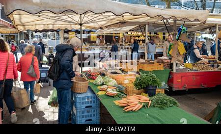 Bargteheide, Germany. 29th Mar, 2025. Customers shop at a weekly market ...
