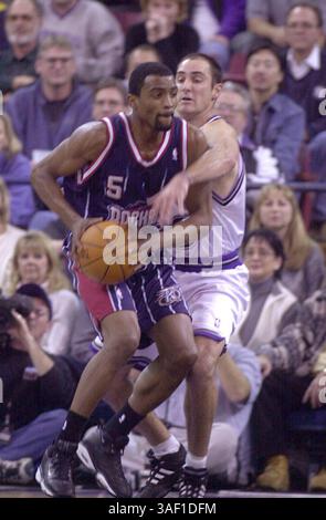 Houston Rockets guard Jon Barry (20) struggles for a rebound with New ...