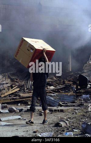 Dec. 29, 2004 - Banda Aceh, North Sumatra, Indonesia - Acehnese line up ...