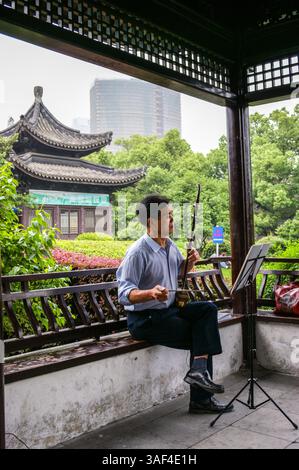 Erhu chinese violin player, Moon Lake, Ningbo city, Zheijang province ...