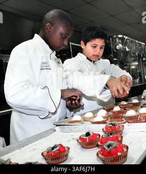 From left, Theodore Judah Elementary School students Marisa Gauna, 8 ...