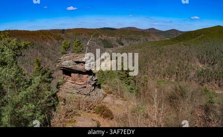 Runder Hut, pilzförmiger Fels im Pfälzerwald Wernersberg Rheinland ...