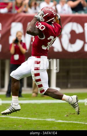 Temple running back Bernard Pierce (30) tries to break away from Army ...