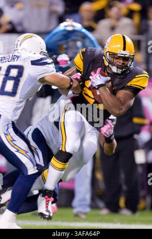 Pittsburgh Steelers running back Mewelde Moore spikes the football ...