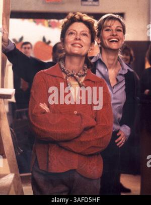 SUSAN SARANDON and JULIA ROBERTS in STEPMOM (1998), directed by CHRIS COLUMBUS. Credit: COLUMBIA ...