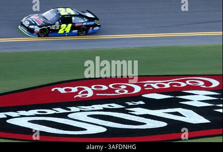 Jeff Gordon runs his qualifying laps for the Daytona 500 at Daytona ...