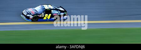 Jeff Gordon runs his qualifying laps for the Daytona 500 at Daytona ...
