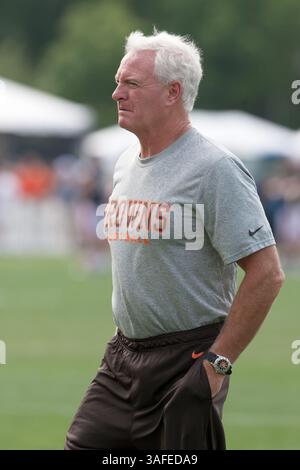 Cleveland Browns owner Jimmy Haslam stands on the sideline against the ...