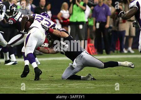 Minnesota Vikings running back Jordan Mason (27) takes part in drills ...