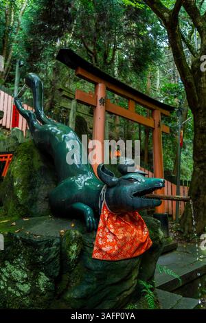 Guardian stone foxes at Fushimi Inari Taisha Shrine, Inari, Kyoto ...
